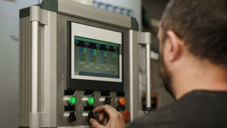 ¿Cómo controla un PLC una válvula solenoide?